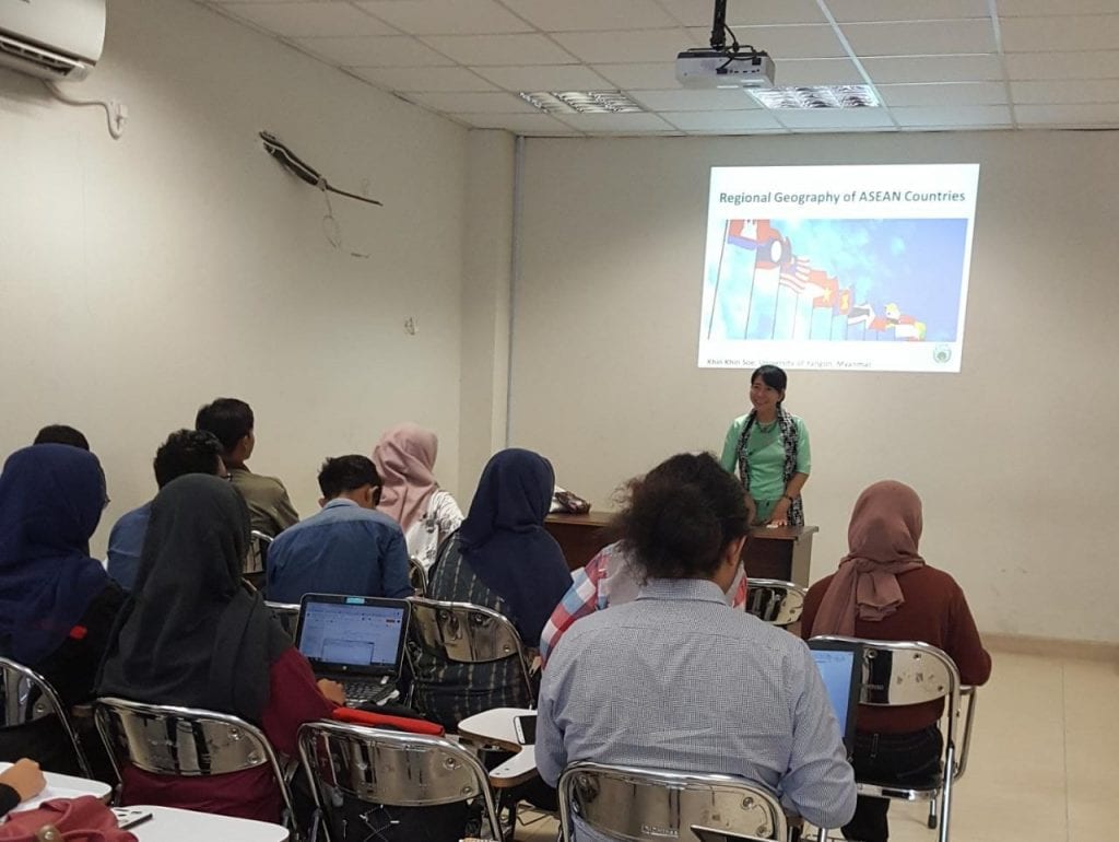 Kuliah Tamu dari Prof. Khin Khin Soe (Yangon University) – pw.geo.ugm.ac.id